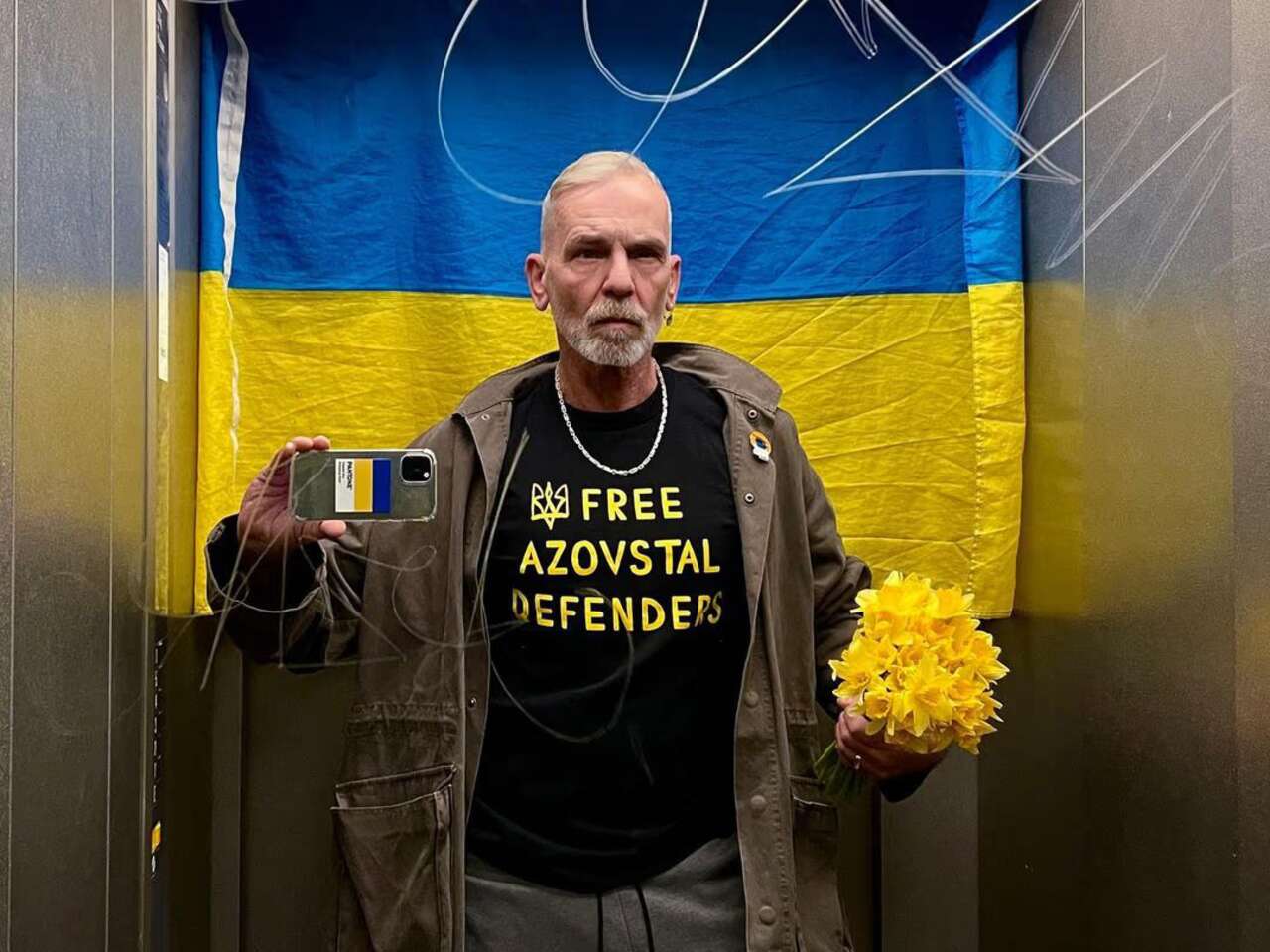 Hundreds of elevator selfie in support of Ukraine - SFG Media